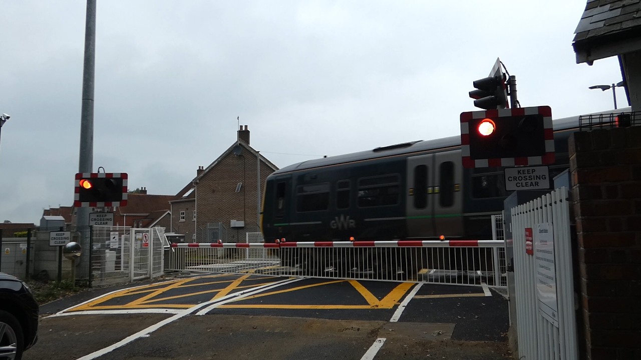 Chilworth Level Crossing, Surrey BEFORE AND AFTER RENEWAL (19/01/2025 ...