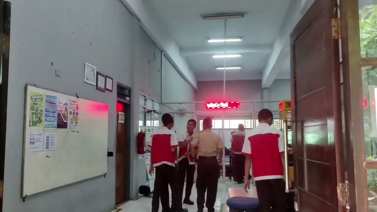 introduction to the school environment, along with showing the majors ...