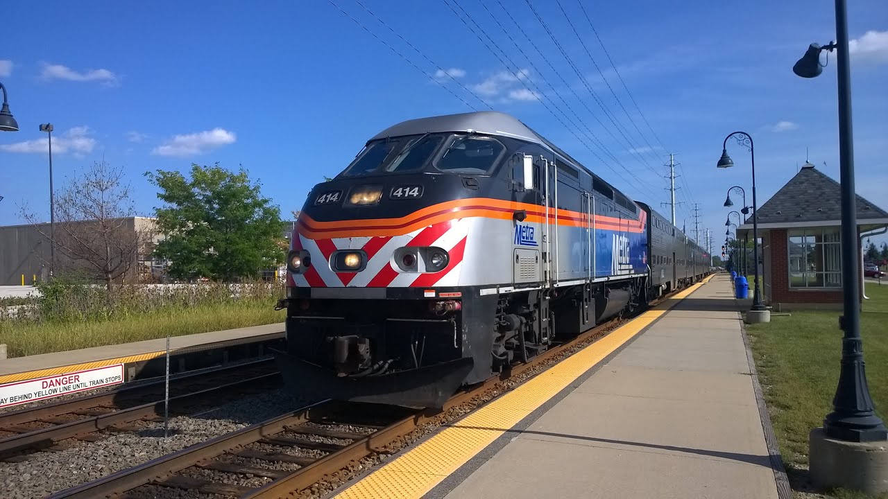 Railfanning at the Round Lake Beach Metra station 8-15-2014 - YouTube