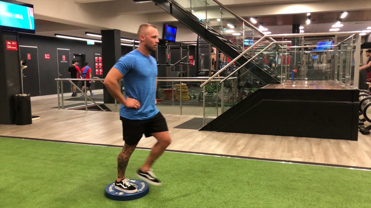 EXERCISE TUTORIAL: Lunge - Forward Step, BW, Deficit - YouTube
