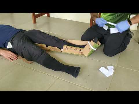 Inmovilización de pierna con férula de cartón - YouTube