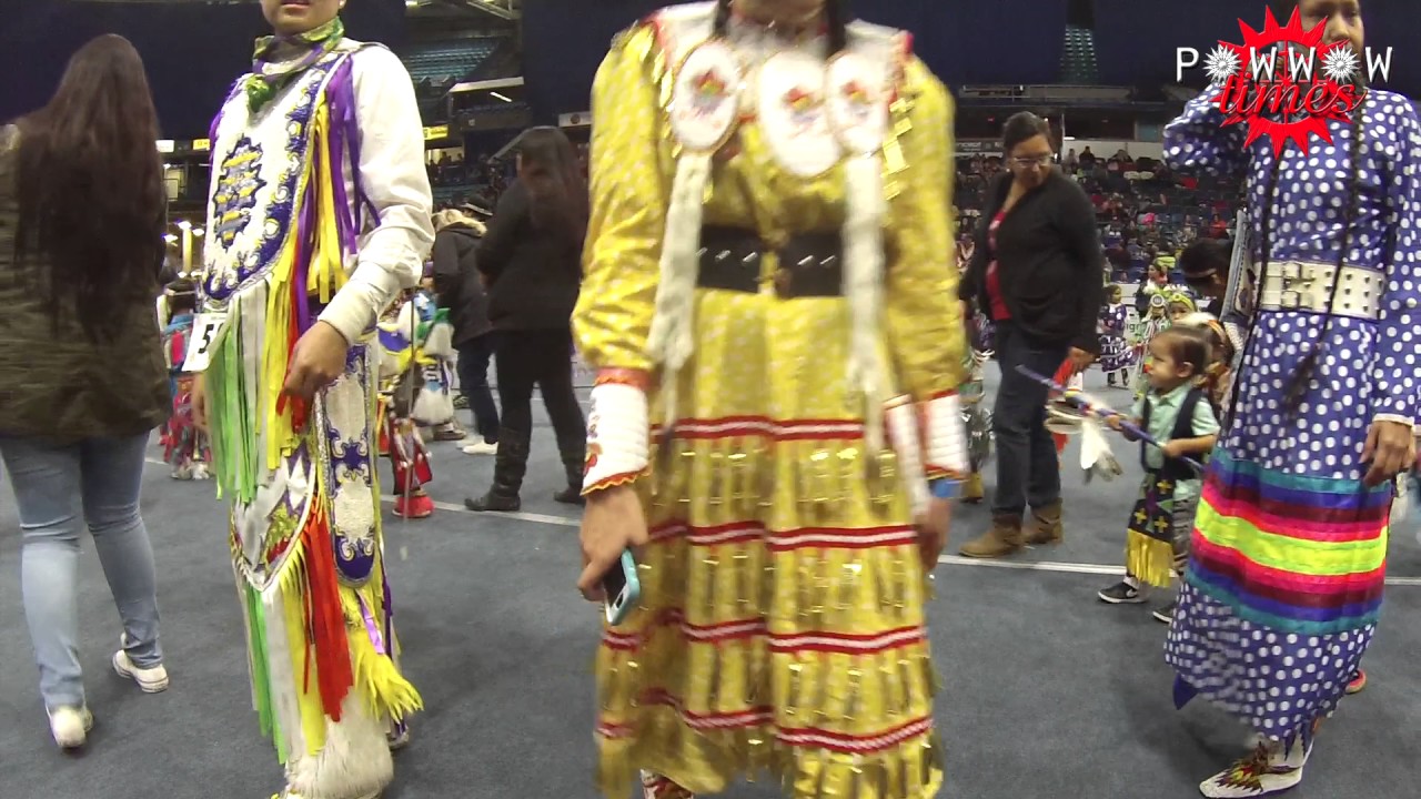 Tiny Tots @ Saskatoon FSIN Powwow 2016 - YouTube