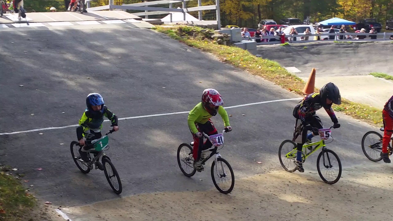 Experts at foothills bmx 1 7 yr old vs 3 9 yr olds - YouTube