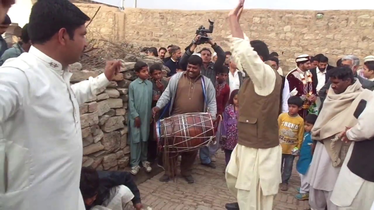 luddi punjabi dance jhelum PAKISTAN - YouTube