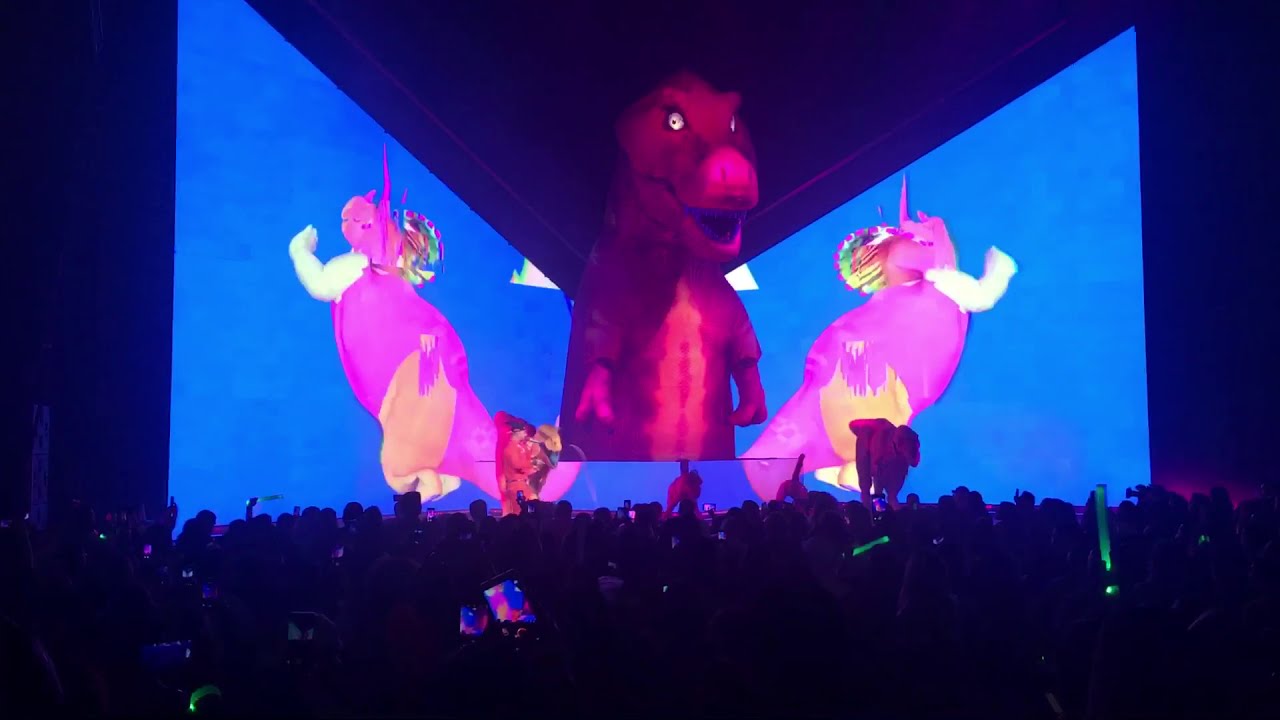 J. Balvin performing “Ginza” - YouTube