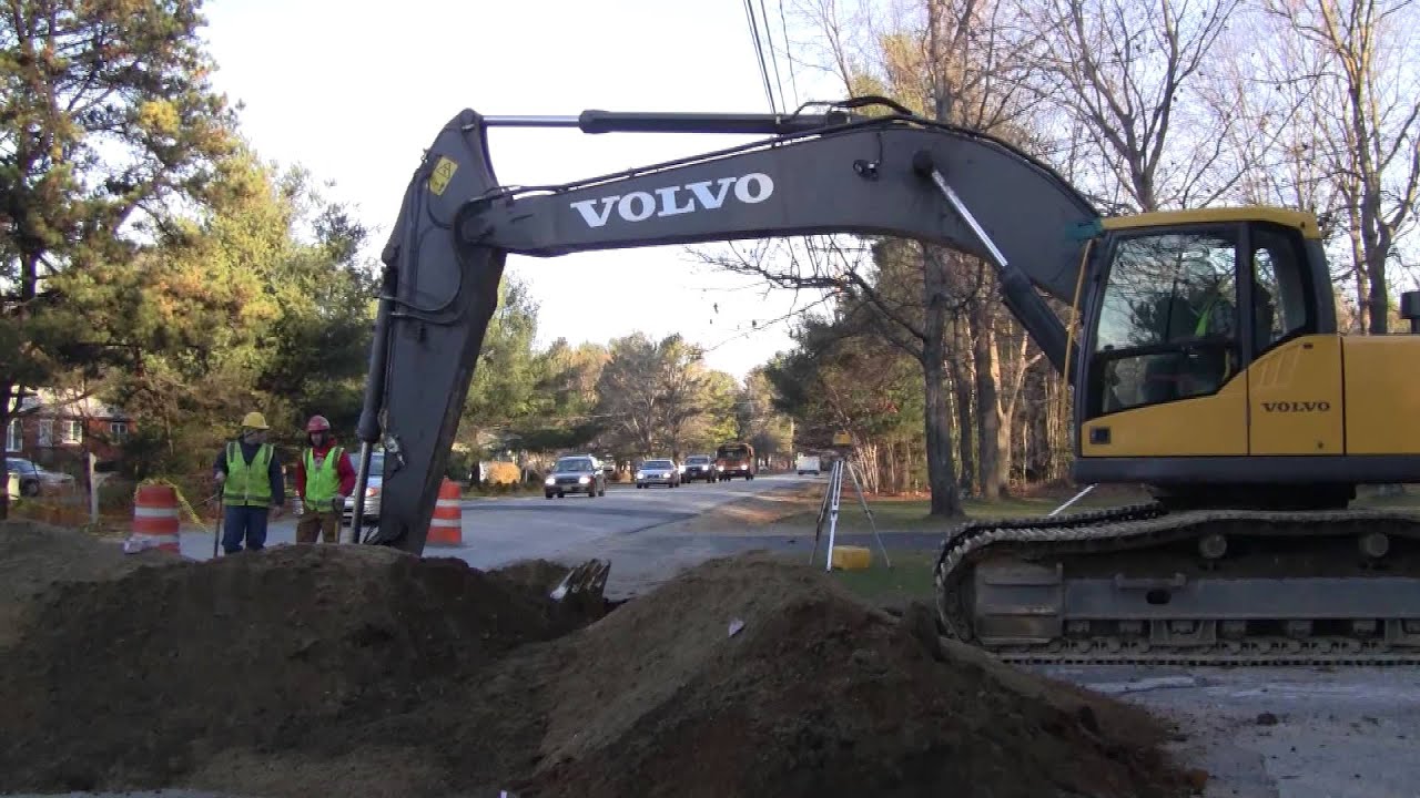 Volvo EC290CL Digging Trench - YouTube