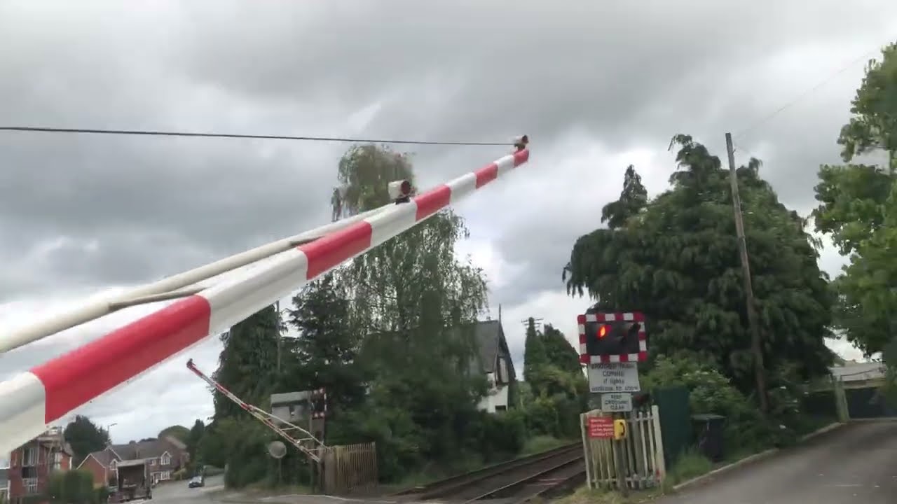 Whittington Level Crossing, Shropshire (15/06/2025) - YouTube