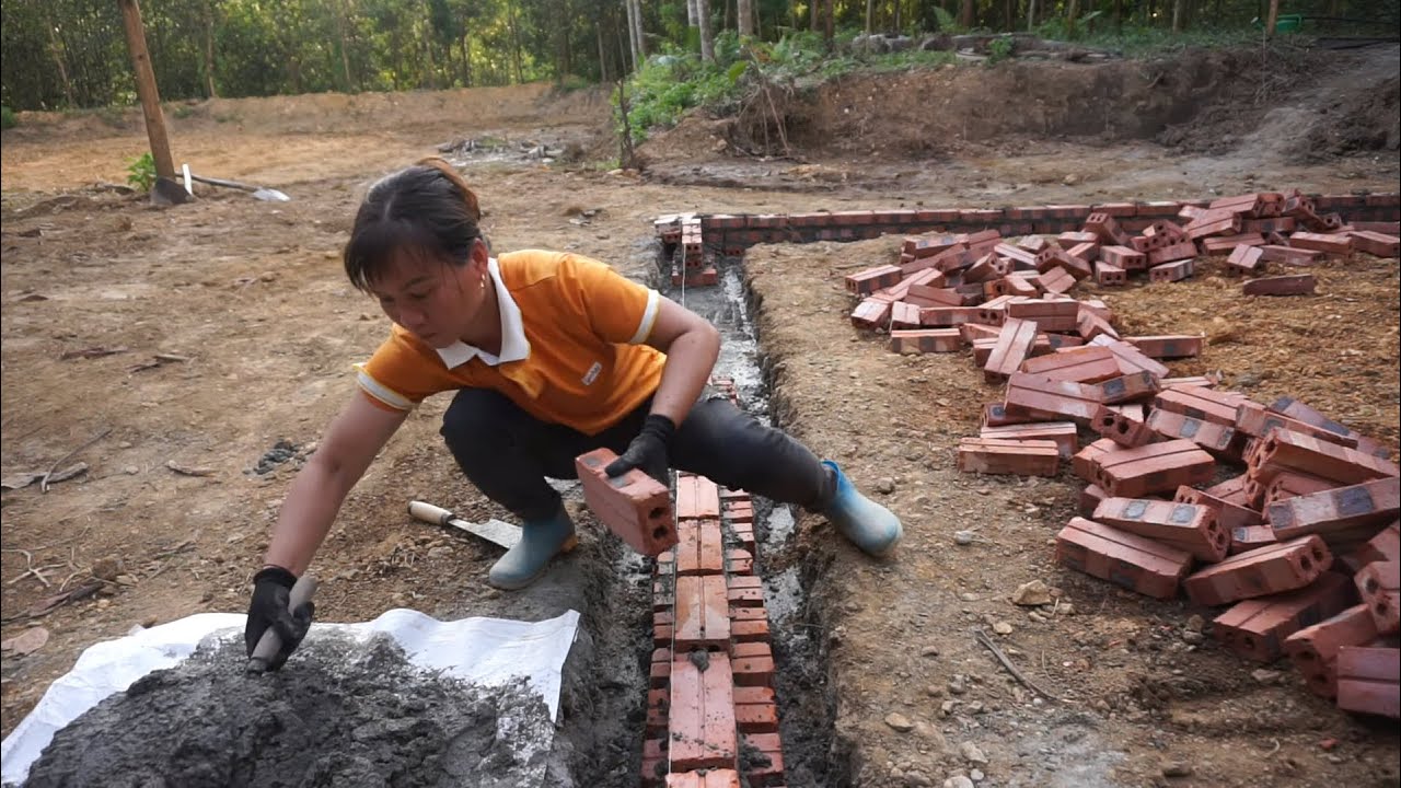 Single Mother Farm - Building Bricks House, Pour concrete and build the ...
