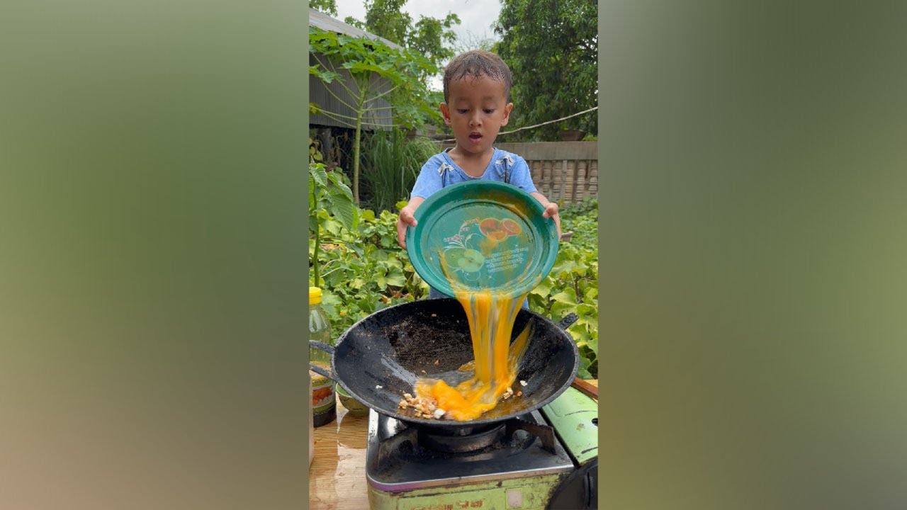 Smart little Boy Cooking Fried Rice and Eat Delicious - YouTube