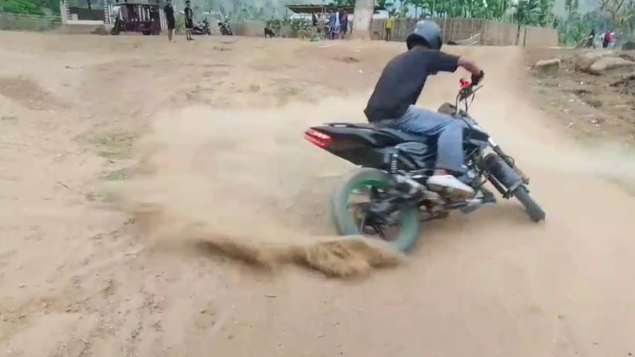 Pulsar stunts 360⁰ spin ll stunts bike - YouTube