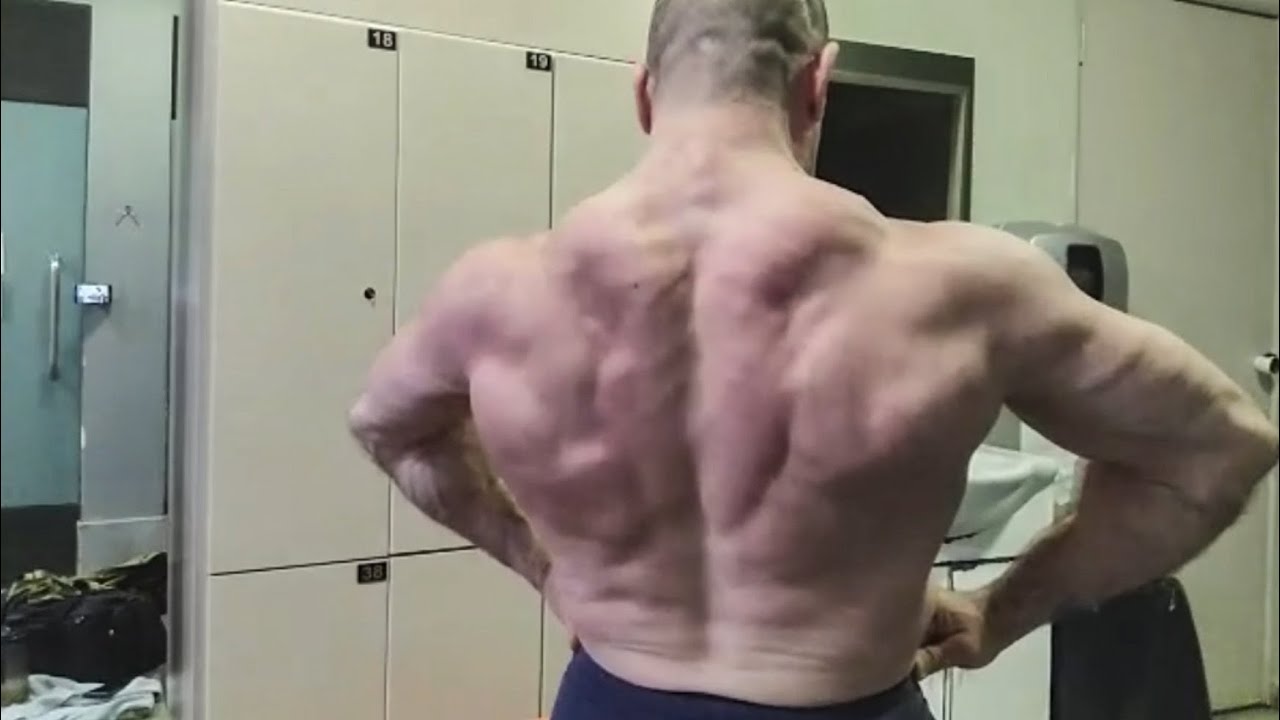 Flexing Some back Muscles after Workout 💪 - YouTube