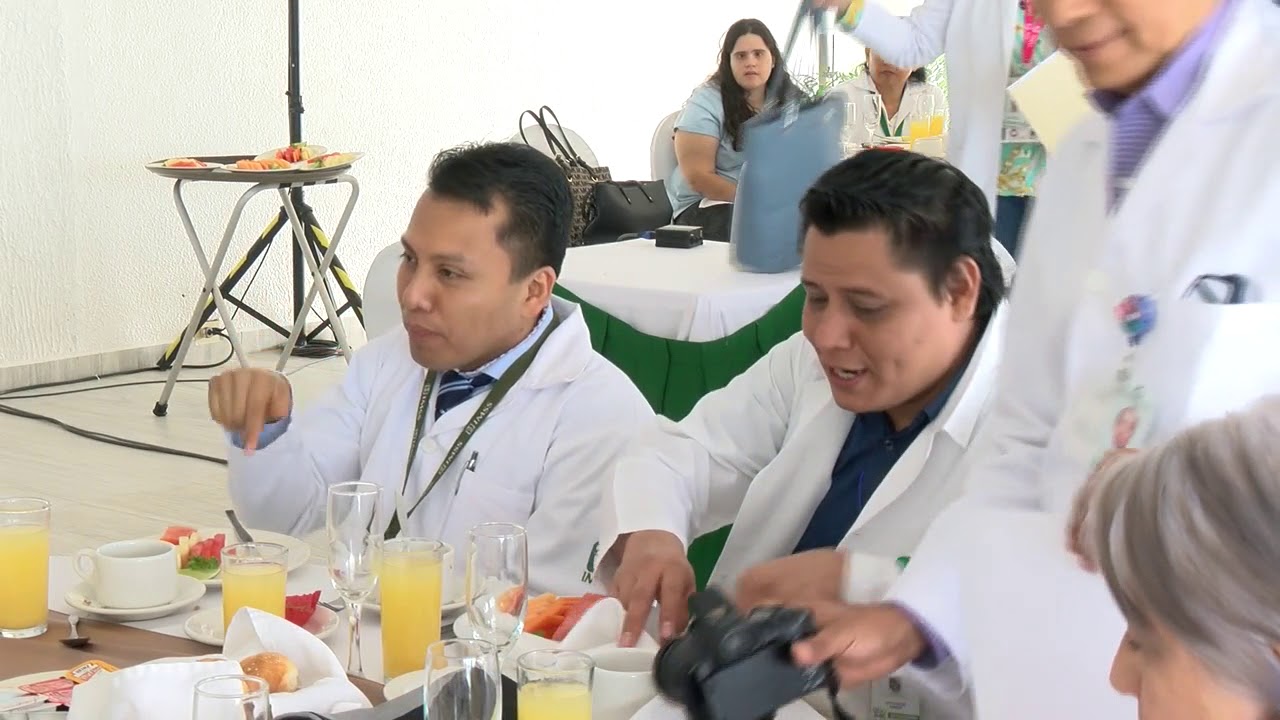 Entrega IMSS reconocimiento a doctores - YouTube