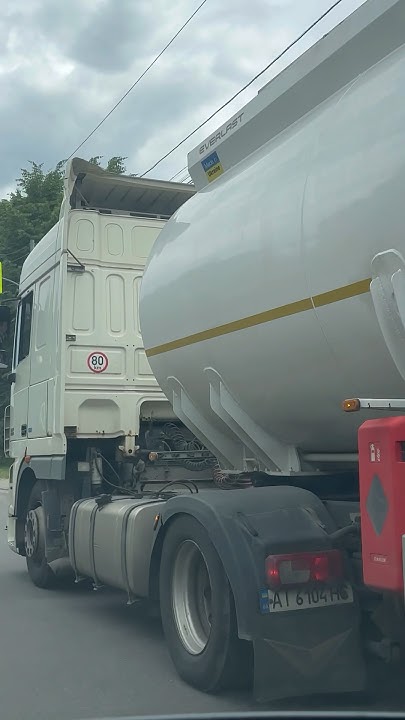 Погоня за бензовозом 🛞🙋🏻‍♀️🚦🚧Хто швидше їде бензоаоз бітономішалка чи вантажівка 🛻 фури