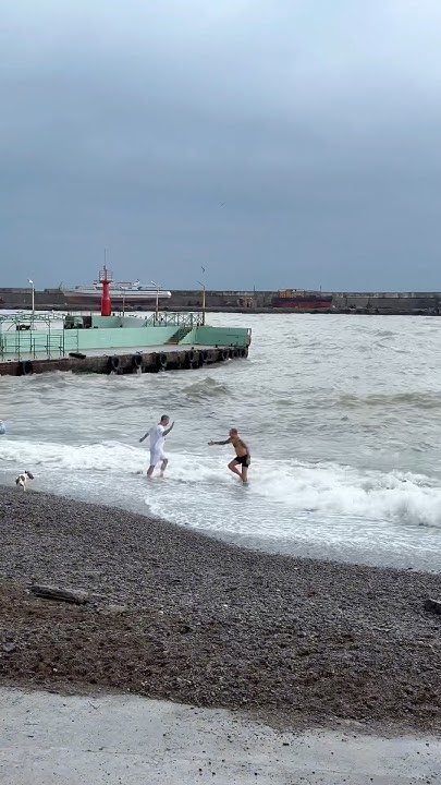 Люди купаются в зимнем море на Крещение ялта крещение