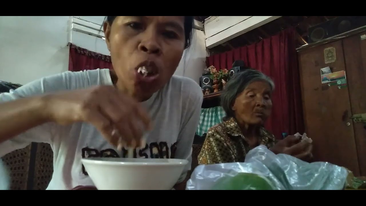 yok sarapan dulu ‼️ sambelnya pedes, seng simbok tuku saplak duwek e ...