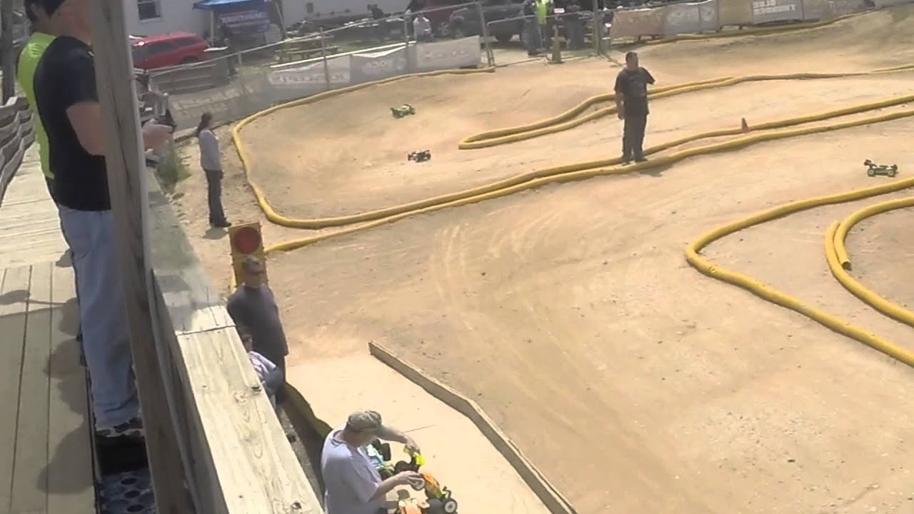 Heat race at Awesome RC - YouTube