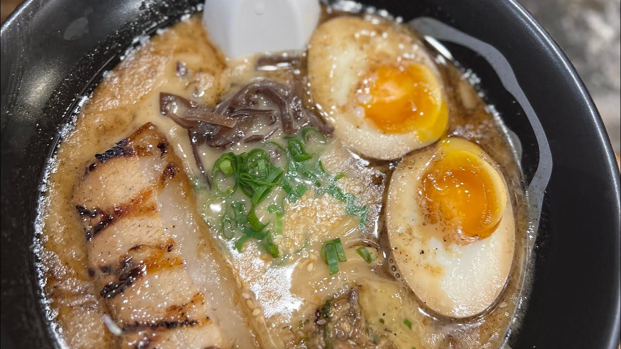 Pinakamasarap na RAMEN sa Mendokoro - YouTube