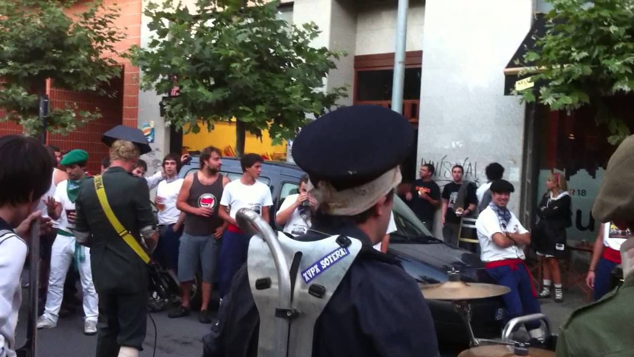 ORKRESTA Amurrioko jai herrikoiak 2013 - YouTube