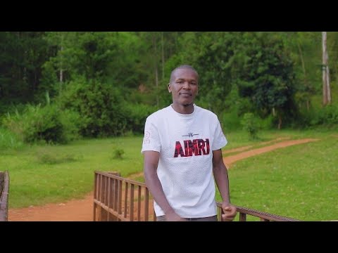 NITÛGÛKINYANÎRA: DENNIS GITAU & SARAH MUTHARE {OFFICIAL VIDEO} - YouTube