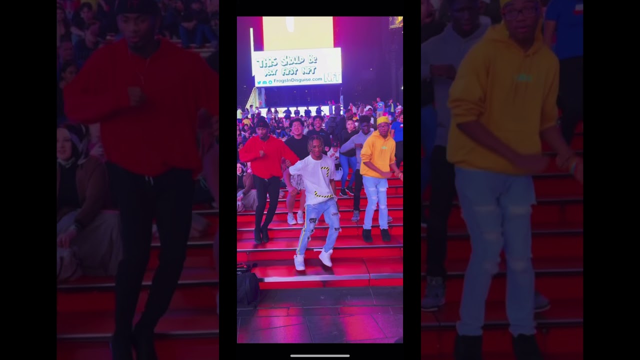 Flexin n flashin watch the girl in the back - YouTube