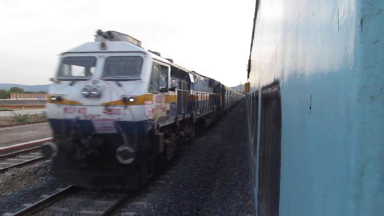 [2016] Mewar Express crossing Veer Bhumi Chittaurgarh Express at Bhimal ...