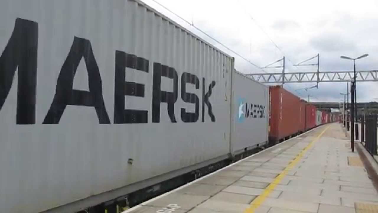 Freightliner 70006 Approaches Cheddington Slowly Working A Liner With ...