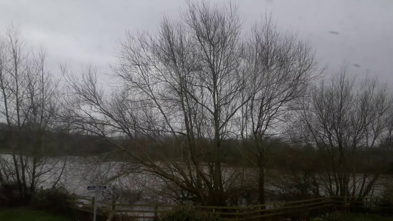 Trent Barton Rushcliffe Villager (V1) driving through Flooded Shelford ...