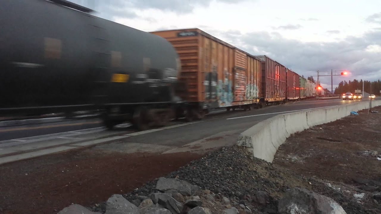 BNSF 4549 NB with a Nice crew and lashup - YouTube