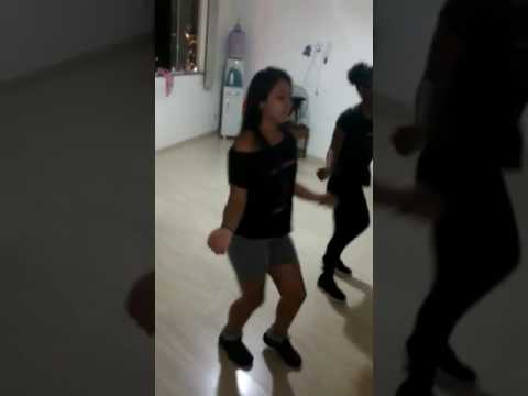 Camilla Santanna dançando bum