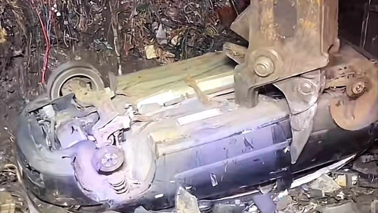 Watch this Mind-Blowing Process of Car DISMANTLING! - YouTube