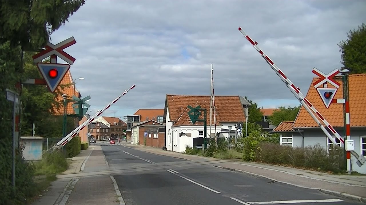 Spoorwegovergang Ringe (DK) // Railroad crossing // Jernbaneoverskæring ...