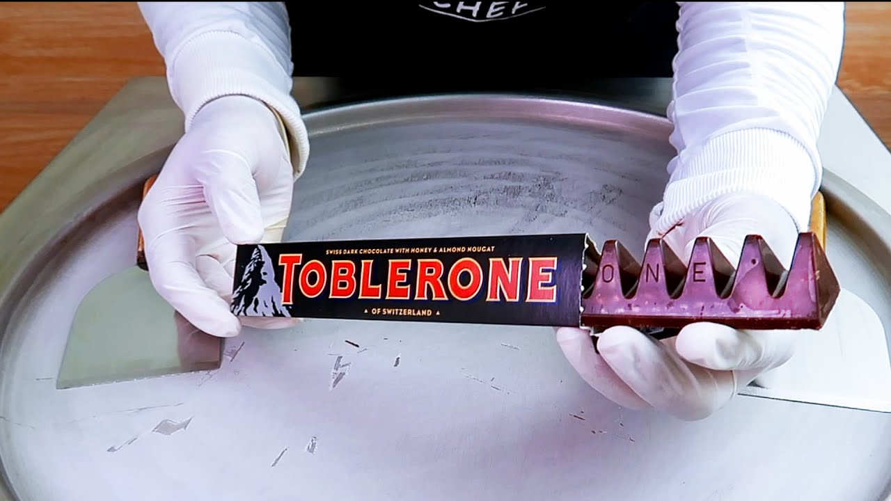 Toblerone ice cream rolls street food - ايسكريم رول على الصاج توبليرون ...