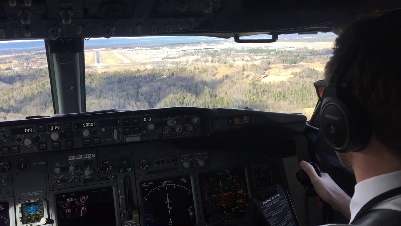 SAS cockpit view landing in Oslo 01L - YouTube