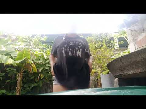 Ella en su lavandería.She in her laundry.