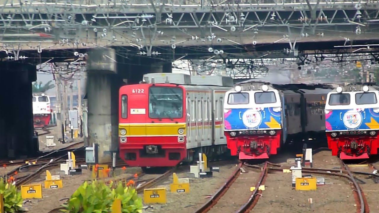 Wah Banyak Kereta Di Stasiun Sibuk Jakarta, KA Taksaka Baru Livery HYPE Trip, KRL JR 205, TM ...