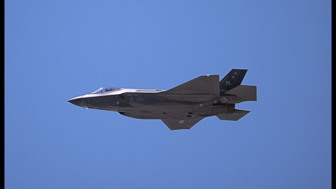 Lockheed Martin F-35 display at Hyundai Air and Sea Show - YouTube
