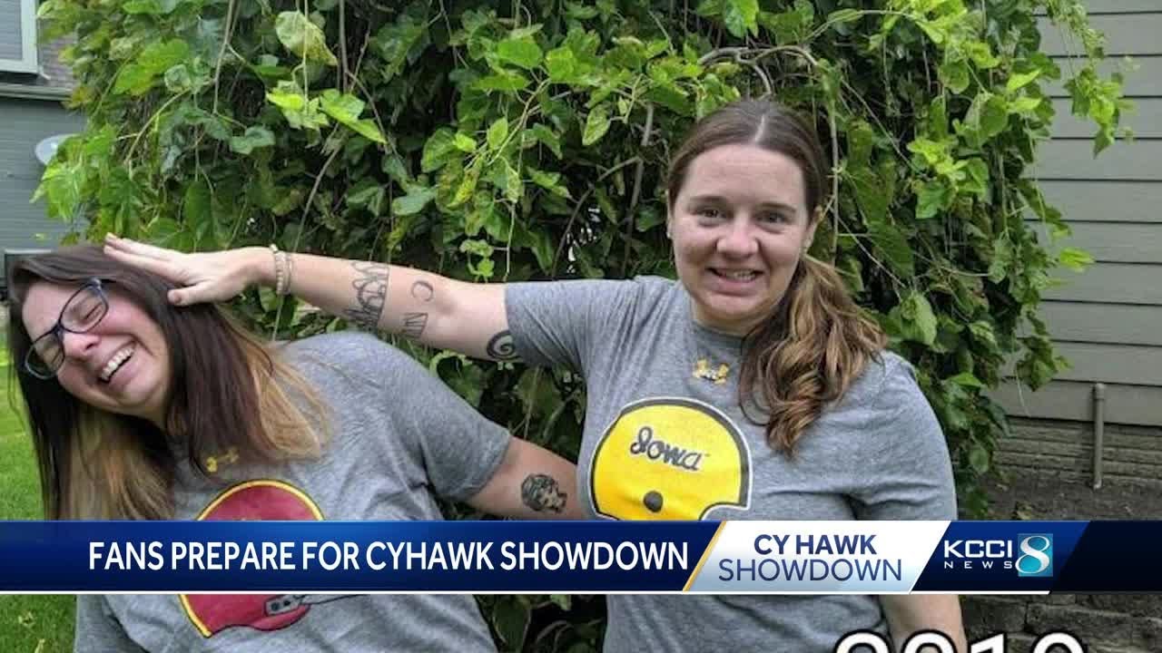 Sibling rivalry: Iowa sisters share special Cy-Hawk tradition - YouTube