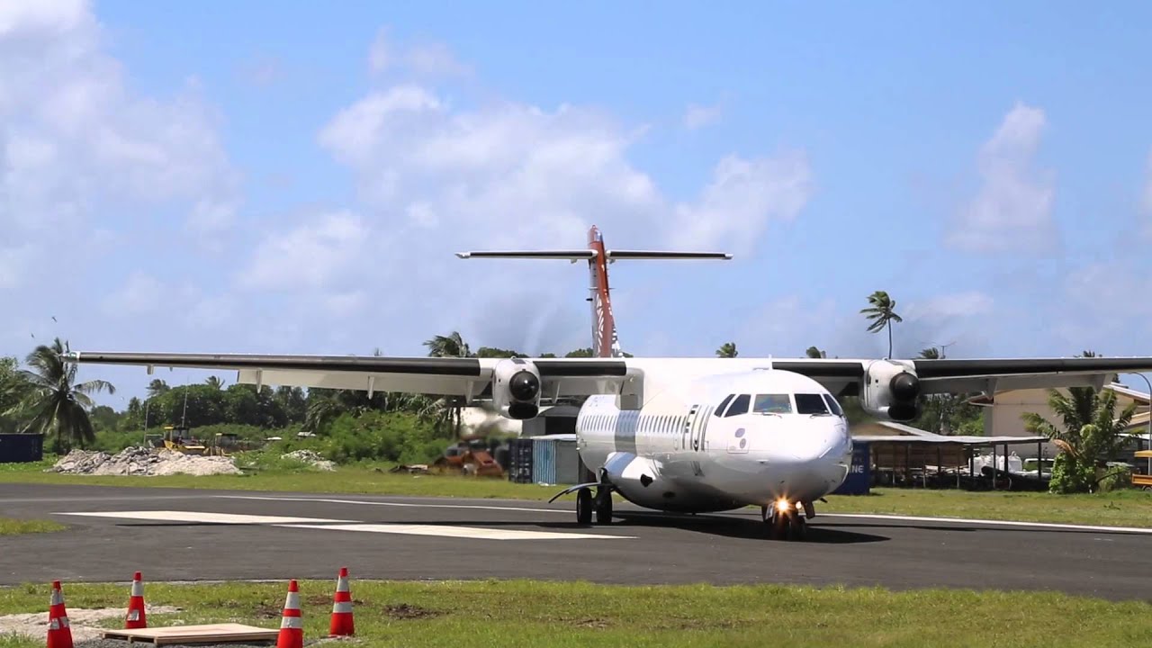 Tuvalu Atterrissage avion sur rue principale / Tuvalu Funafuti Take off ...