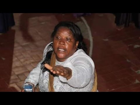 Apóstola Elizabeth louvando na Vigília do Encontro de Tochas - YouTube