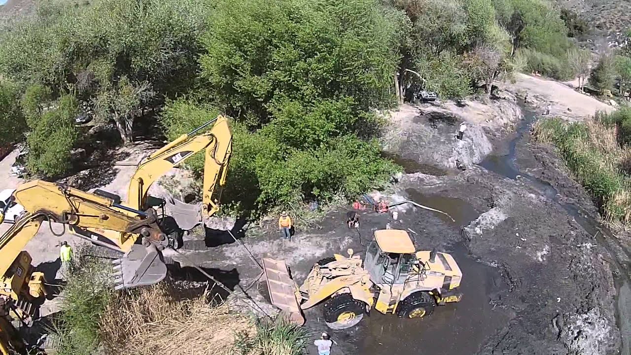 ISCO Machinery's 980 Loader in a Creek - YouTube