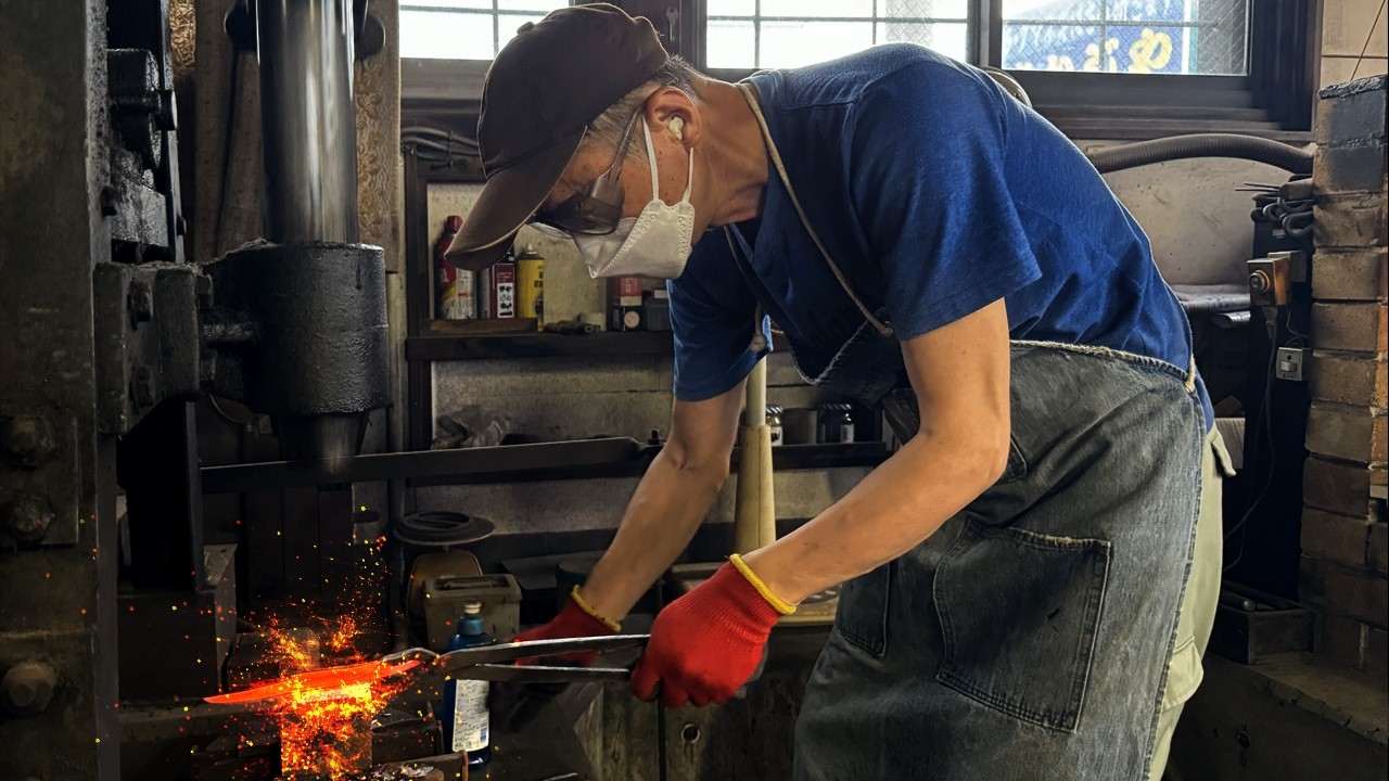Salaryman to Blacksmith! Forging Japanese Knives over 100 years - YouTube