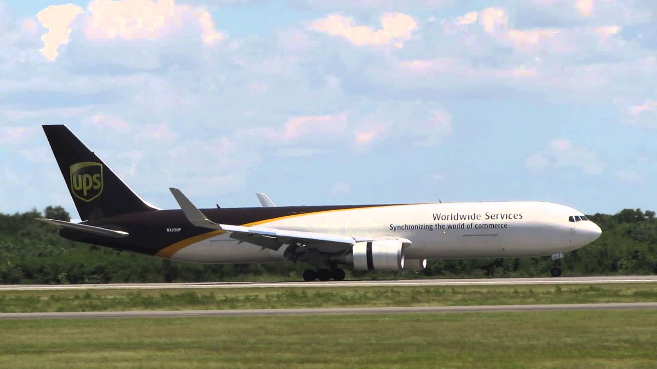 UPS (United Parcel Service) (Boeing 763W) Aterrizando en SDQ. - YouTube