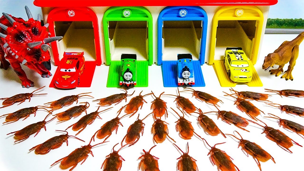 Cockroach vs Dinosaur. Thomas and Cars play with Tayo the Little Bus ...