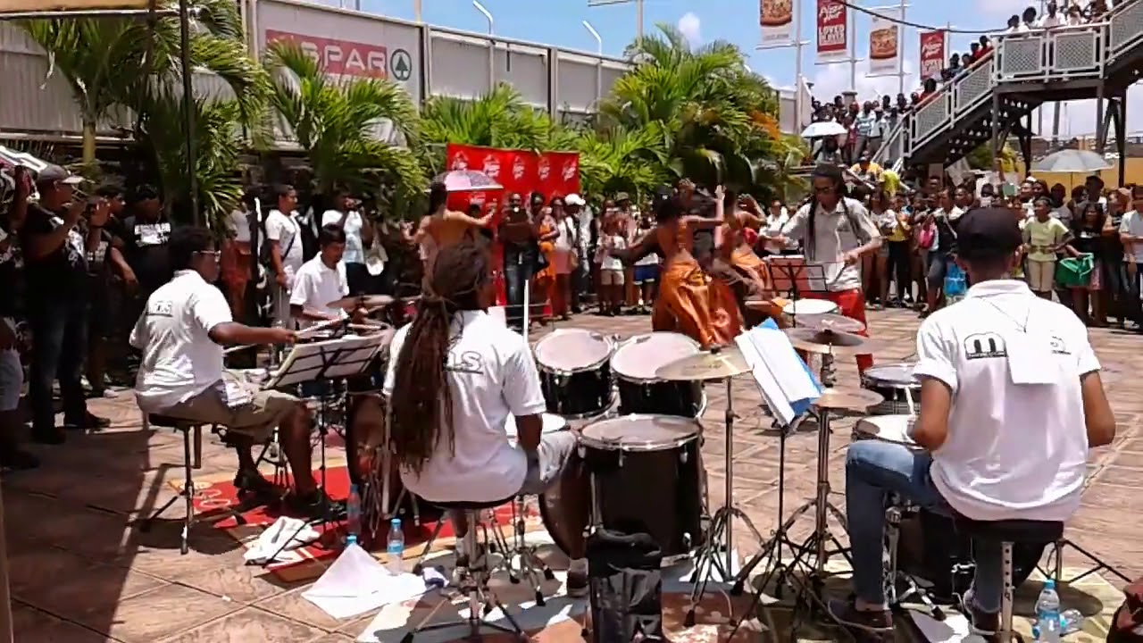 MCDS Live Band - VIP Flacq - 1st Show - YouTube