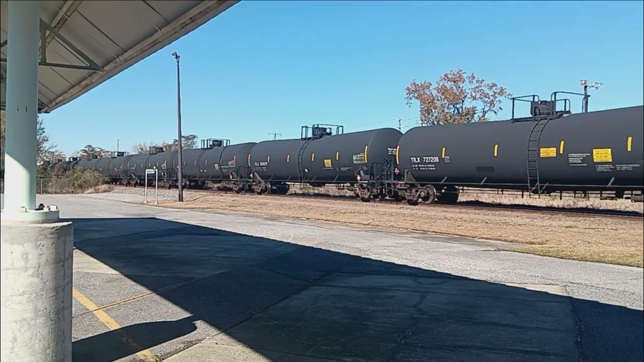 C6M/Ace/Gevo.NS 4686, UP 8686, and UP 7673 lead a 3x0 UP EB 135 car long 40 MPH manifest. - YouTube