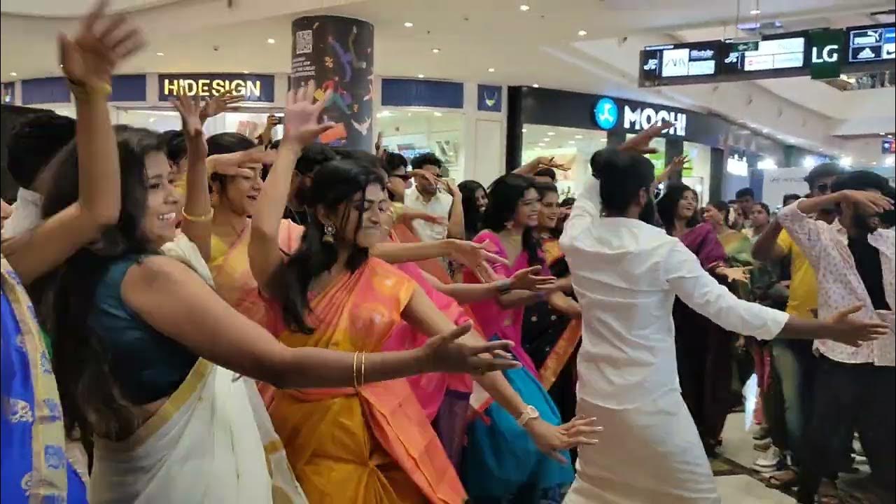 Traditional FlashMob Dance gets Crowd Huge Applause in the Mall !!! - YouTube