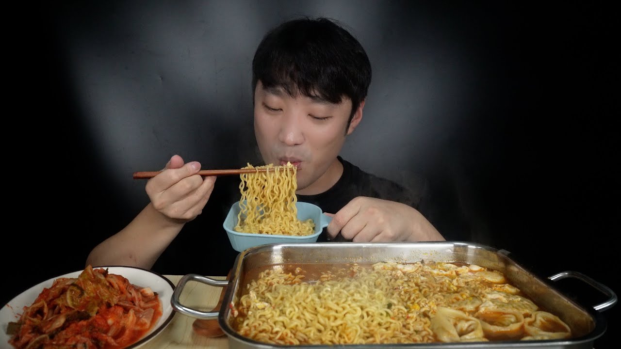 먹방) 라면에 계란 넣고 만두 넣고 맛있게 먹었습니다! | Mukbang | kimchi | ramen - YouTube