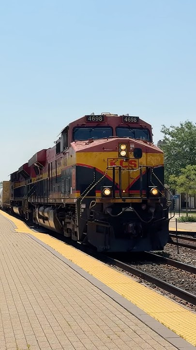 KCS 4698 rolls CPKC 249 past Lake Forest - YouTube