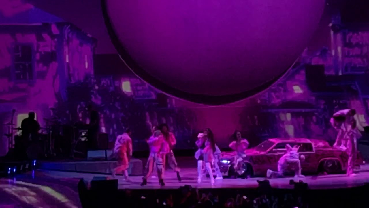 Ariana Grande - 7 Rings - YouTube