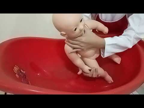 PRAKTIK MEMANDIKAN DAN MENYUSUI BAYI | KEPERAWATAN ANAK